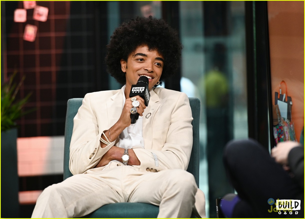 'Trinkets' Stars Odiseas Georgiadis & Brianna Hildebrand Promote The ...