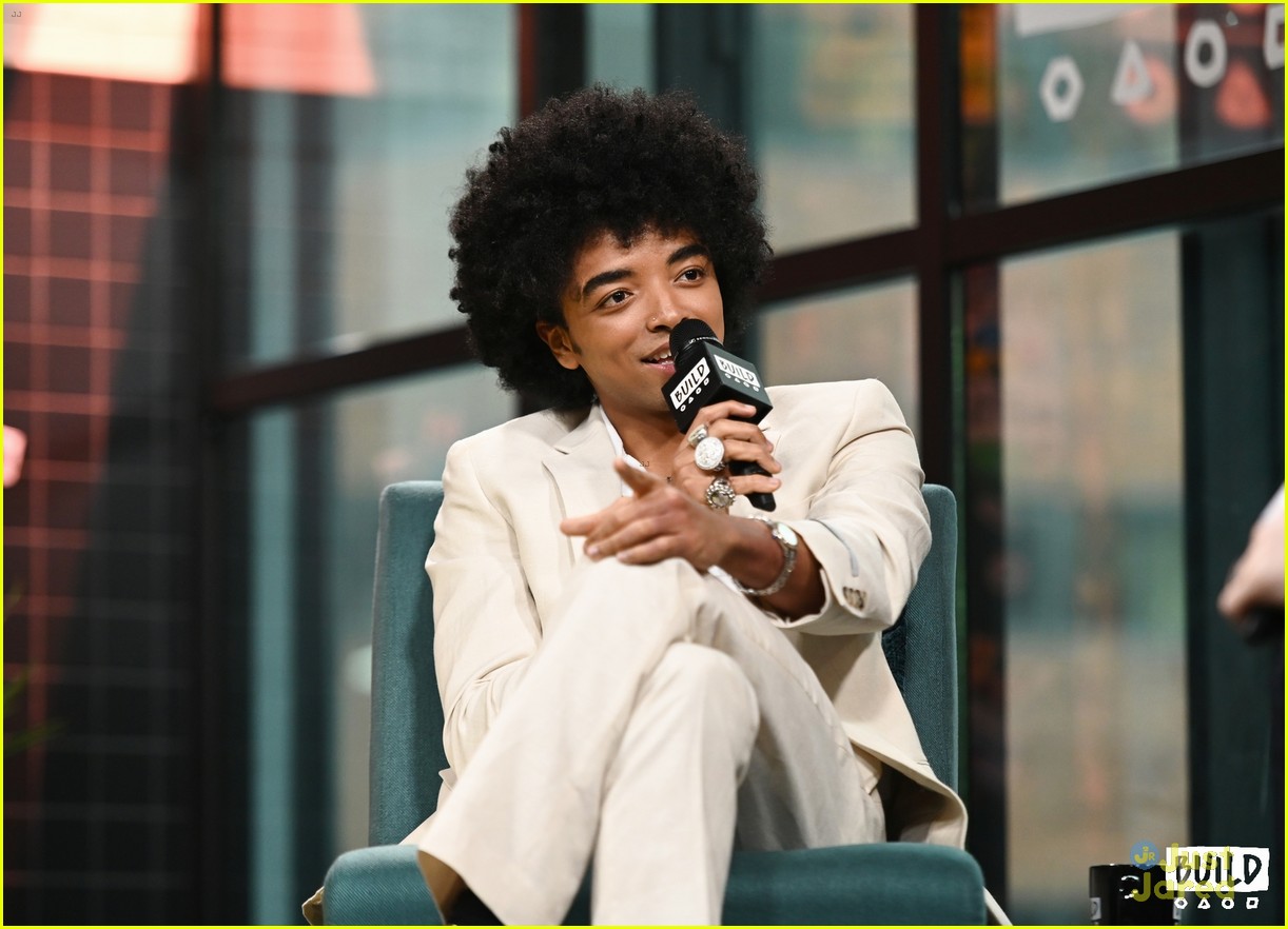 'Trinkets' Stars Odiseas Georgiadis & Brianna Hildebrand Promote The ...