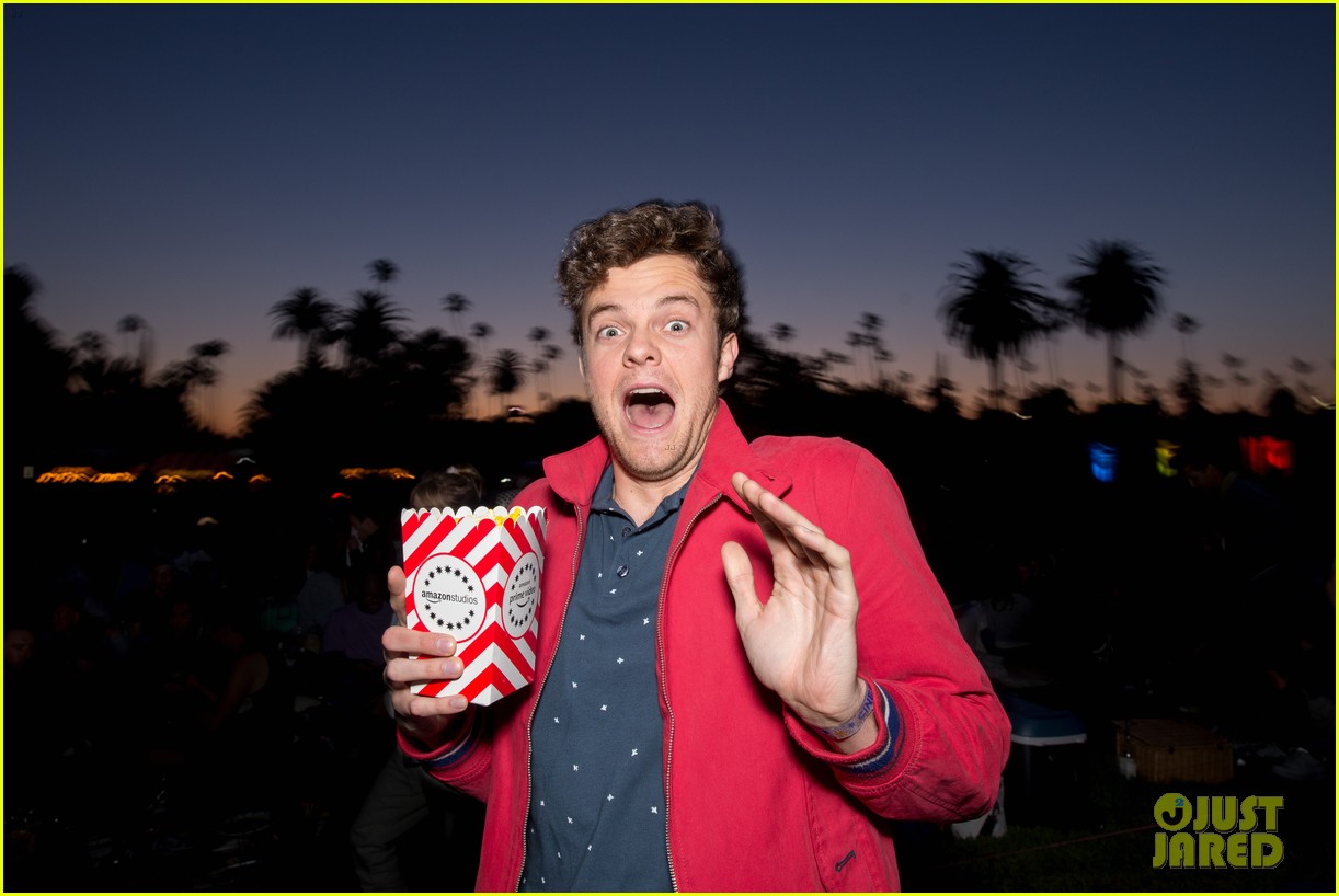 Kaitlyn Dever Checks Out 'Jaws' Screening at Cinespia | Photo 1244388 ...