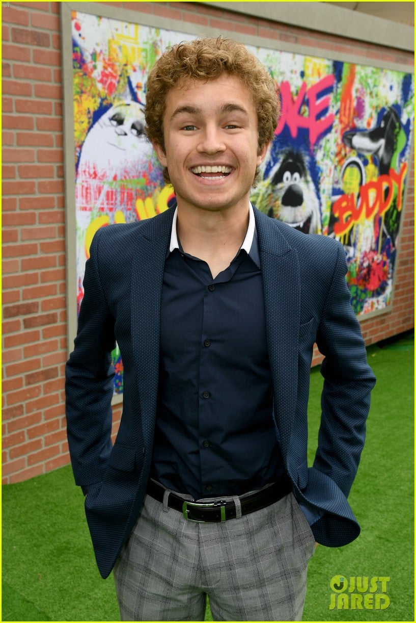 Full Sized Photo of sean giambrone secret life of pets 2 premiere 01 ...