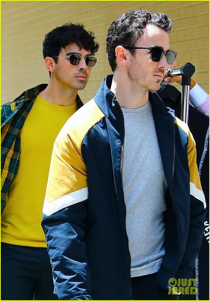 The Jonas Brothers Run Into Fans While Out in NYC | Photo 1241839 ...