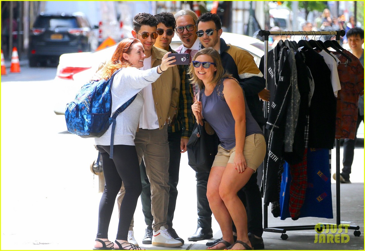 The Jonas Brothers Run Into Fans While Out in NYC | Photo 1241841 ...