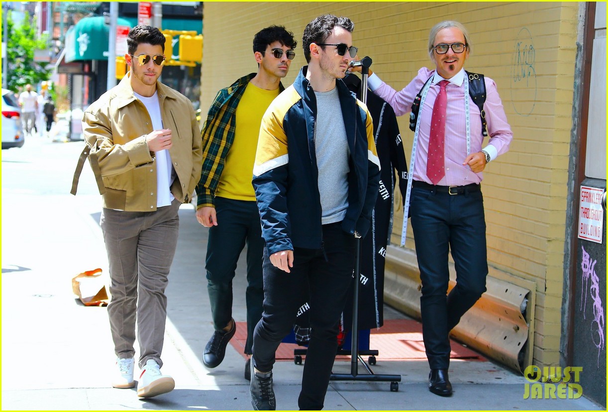 The Jonas Brothers Run Into Fans While Out in NYC | Photo 1241843 ...