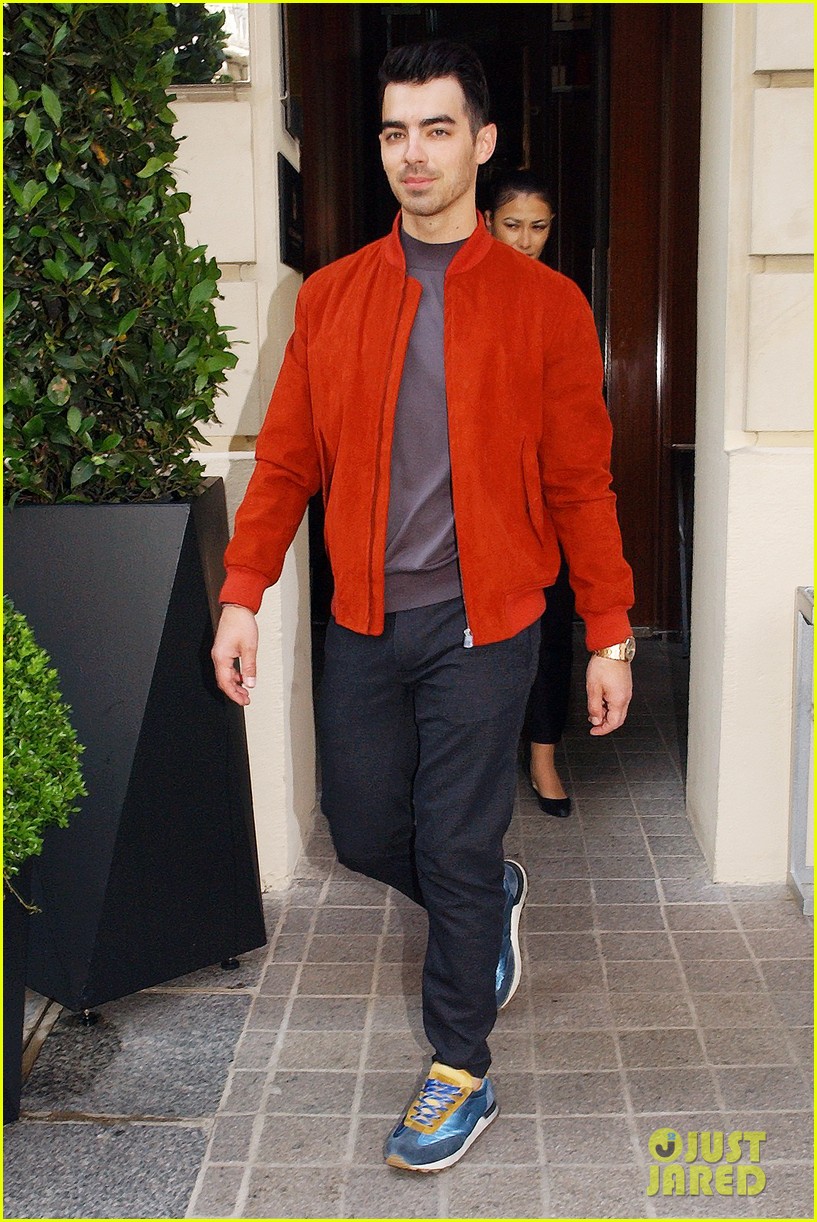 Joe Jonas & Sophie Turner Get In Pre-Wedding Nap With Dog in Paris ...