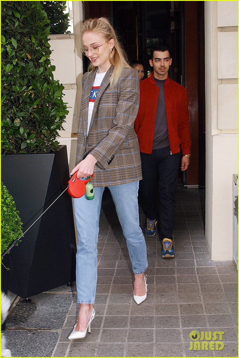 Joe Jonas & Sophie Turner Get In Pre-Wedding Nap With Dog in Paris ...