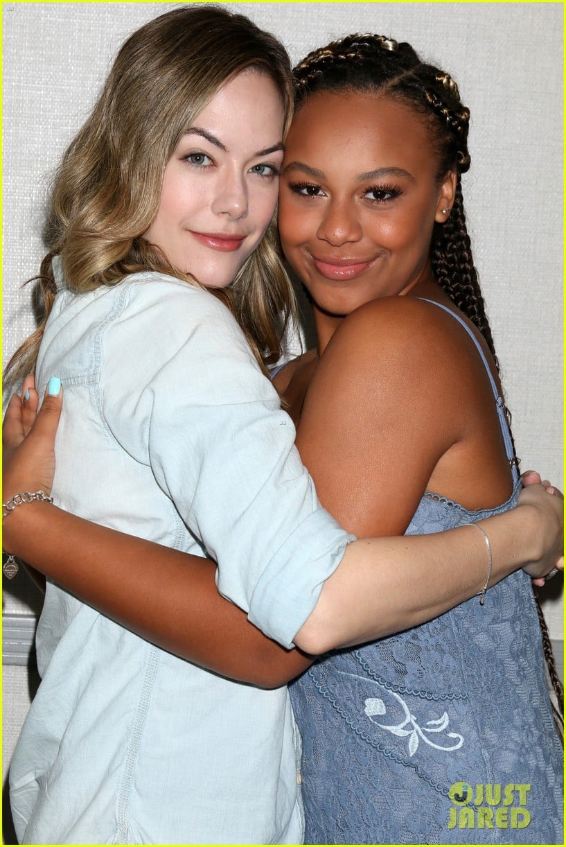 Full Sized Photo Of Nia Sioux Bold And Beautiful Fan Club Event 06 Nia Sioux Meets With Fans