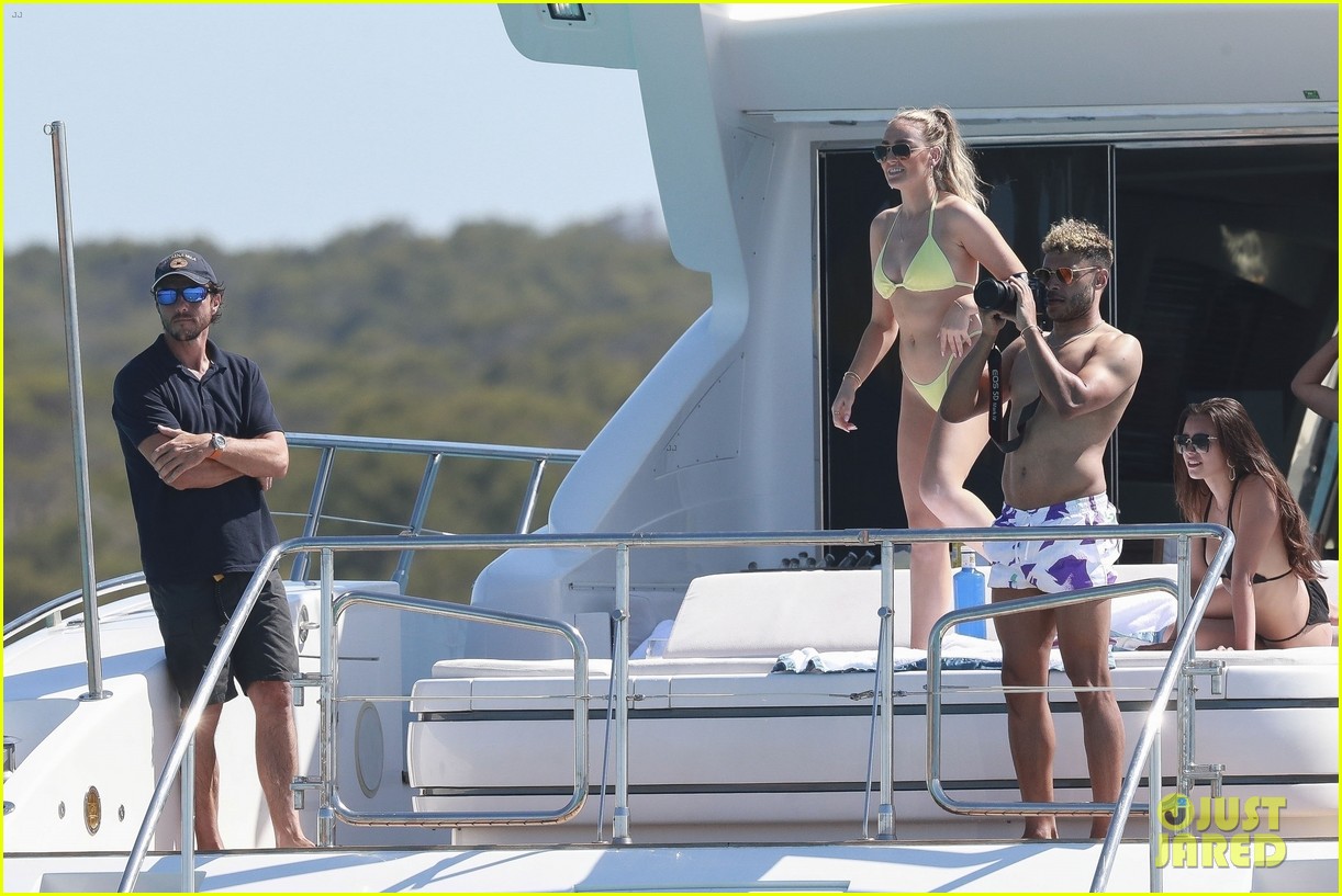 Perrie Edwards & Boyfriend Alex Oxlade Chamberlain Share Cute Kisses on ...