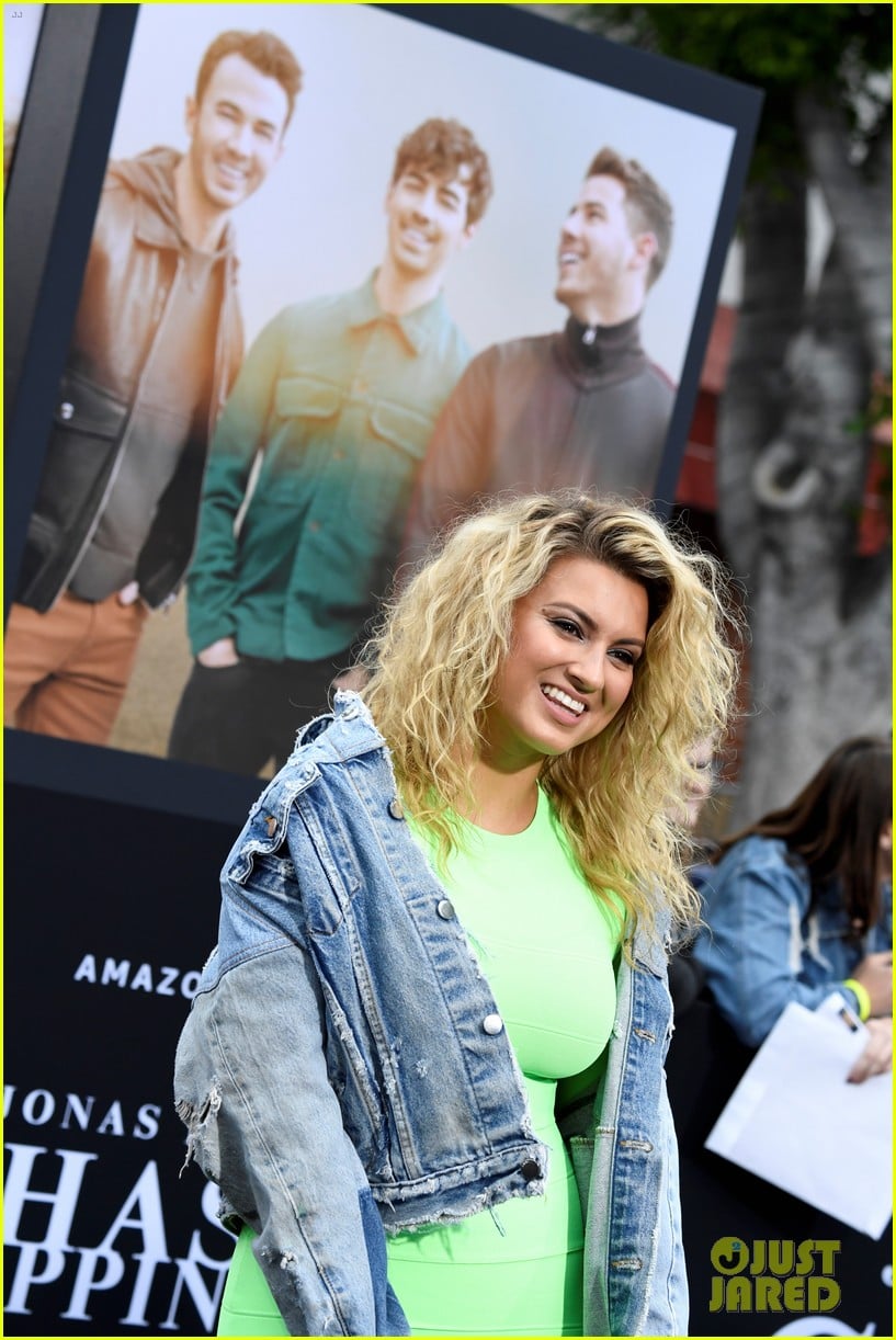 Sofia Carson & Tori Kelly Head Straight For the Fans at the Jonas ...