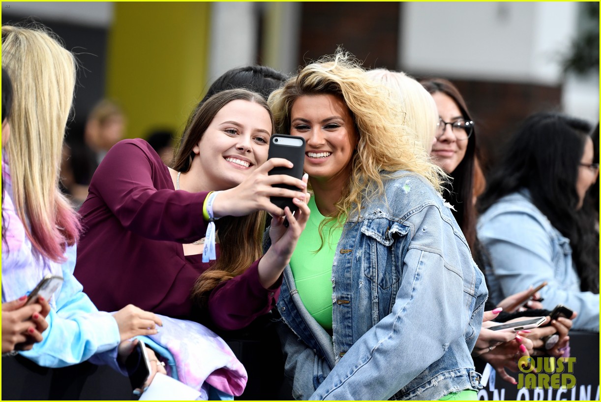 Sofia Carson & Tori Kelly Head Straight For the Fans at the Jonas ...