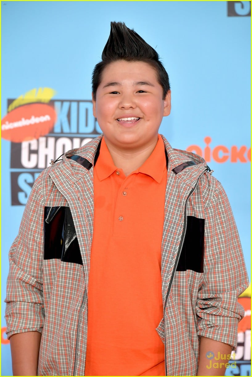 Chloe Kim & Toby Miller Couple Up on Kids' Choice Sports Awards 2019 ...