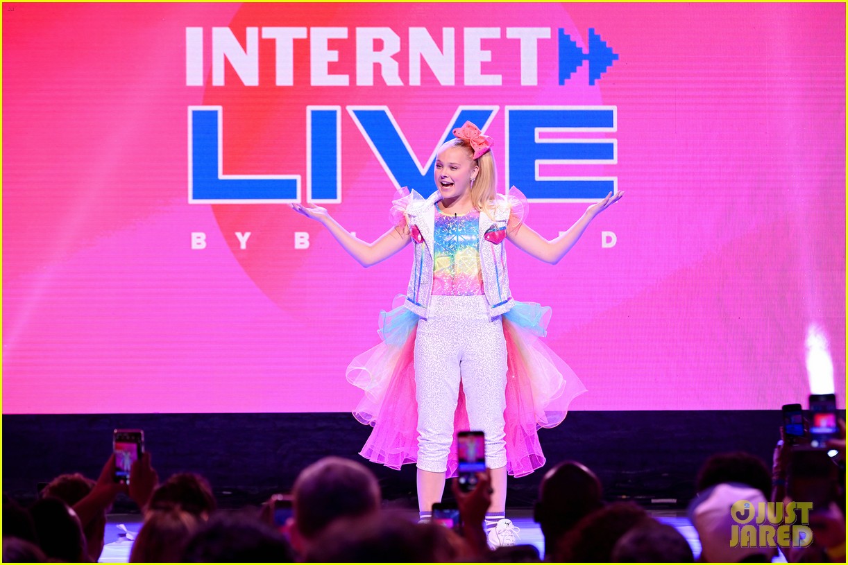 JoJo Siwa Invites Iggy Azalea To Her Concert After Being Spotted In New ...