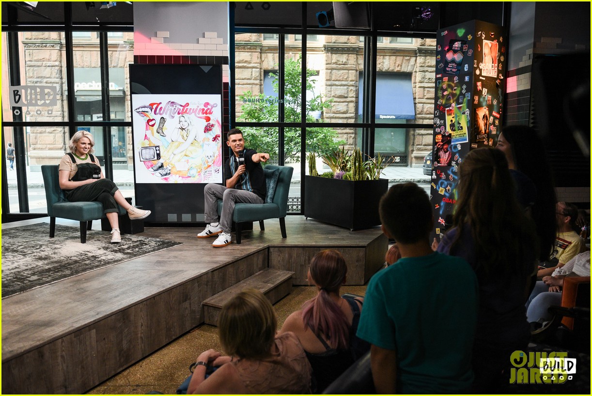 Maddie Poppe Reveals Ryan Seacrest Wasn't There When She Got Her Golden ...