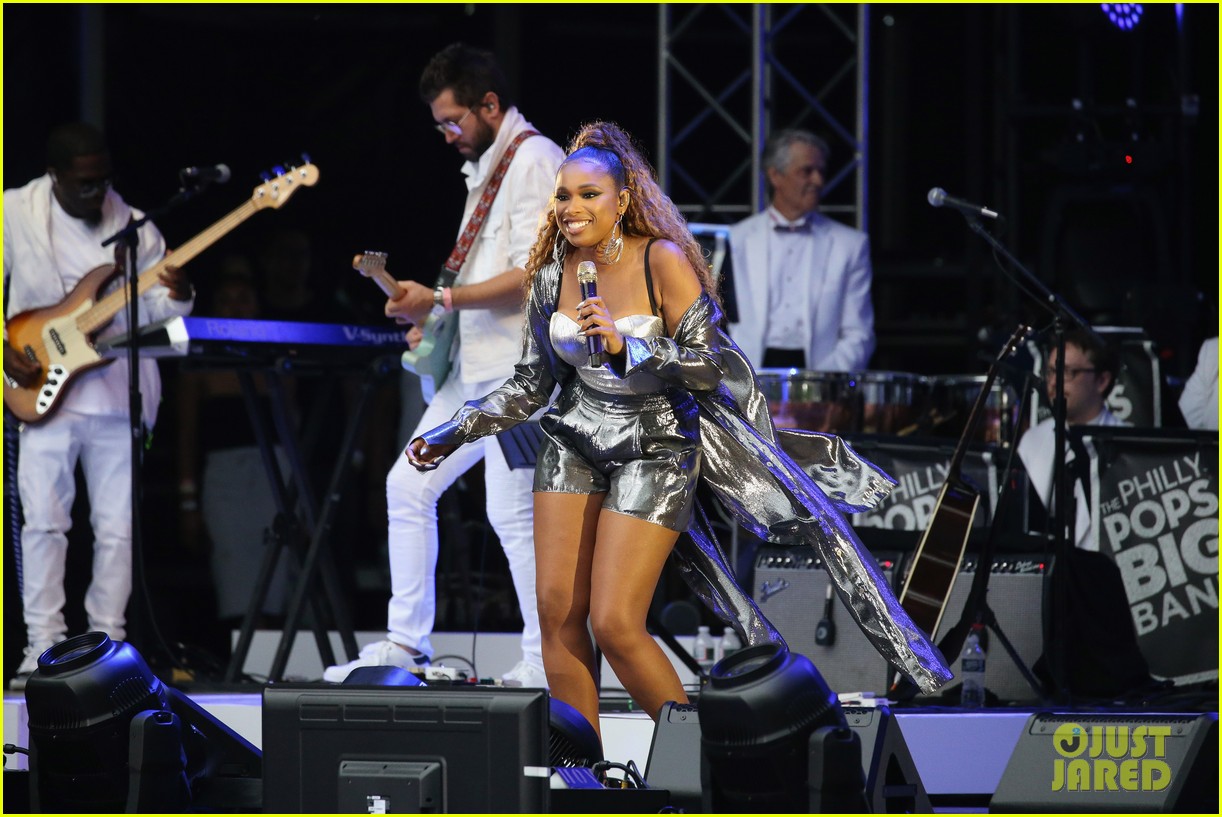 Meghan Trainor Had Pink Hair For Fourth of July Concert in Philadelphia ...