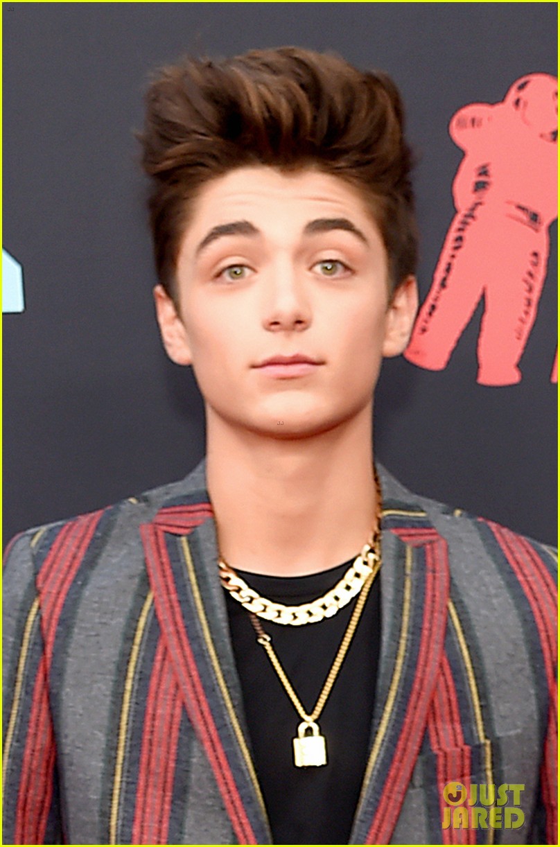 Asher Angel Wears His Hair To The Sky at MTV VMAs 2019 | Photo 1256009 ...