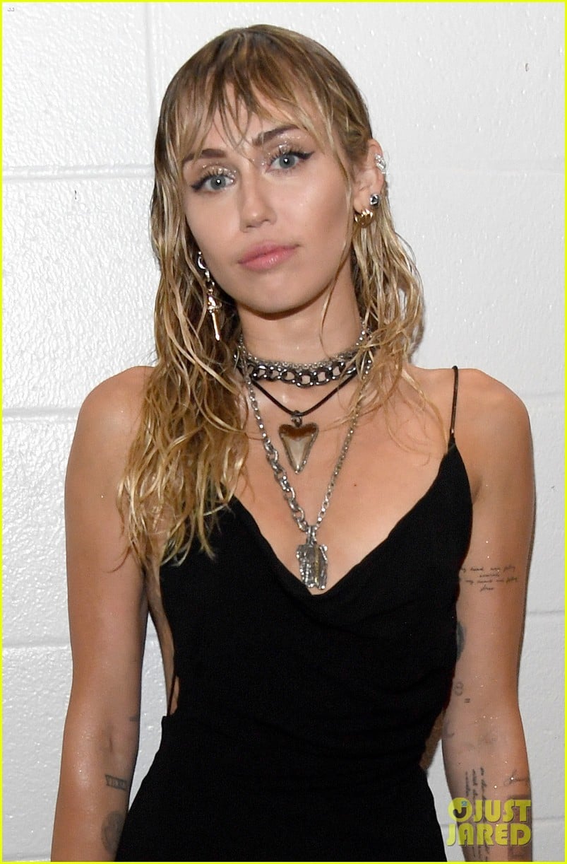 Miley Cyrus Gives First Live Performance of 'Slide Away' at MTV VMAs ...