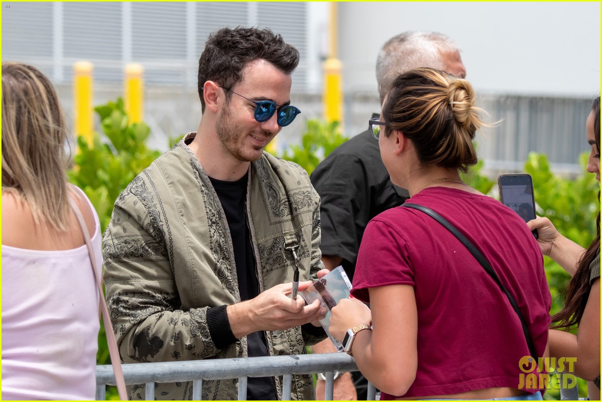 Nick, Kevin & Joe Jonas Meet Some Waiting Fans Outside Concert Venue ...