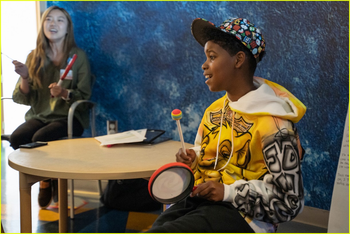 The Lion King's JD McCrary Sings for Kids at Children's Hospital ...