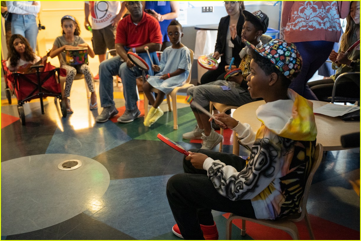 The Lion King's JD McCrary Sings for Kids at Children's Hospital ...