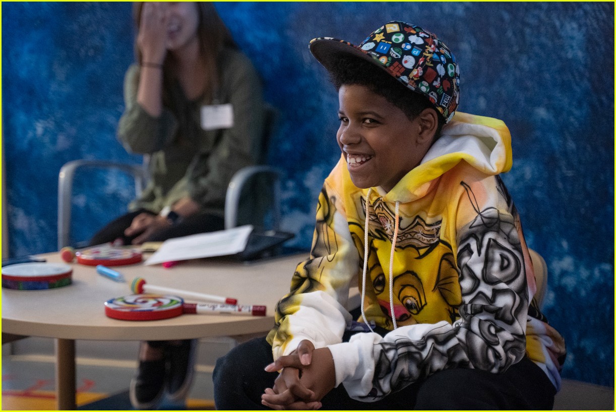 The Lion King's JD McCrary Sings for Kids at Children's Hospital ...