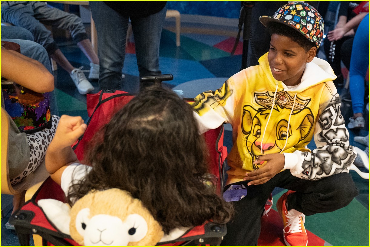 The Lion King's JD McCrary Sings for Kids at Children's Hospital ...