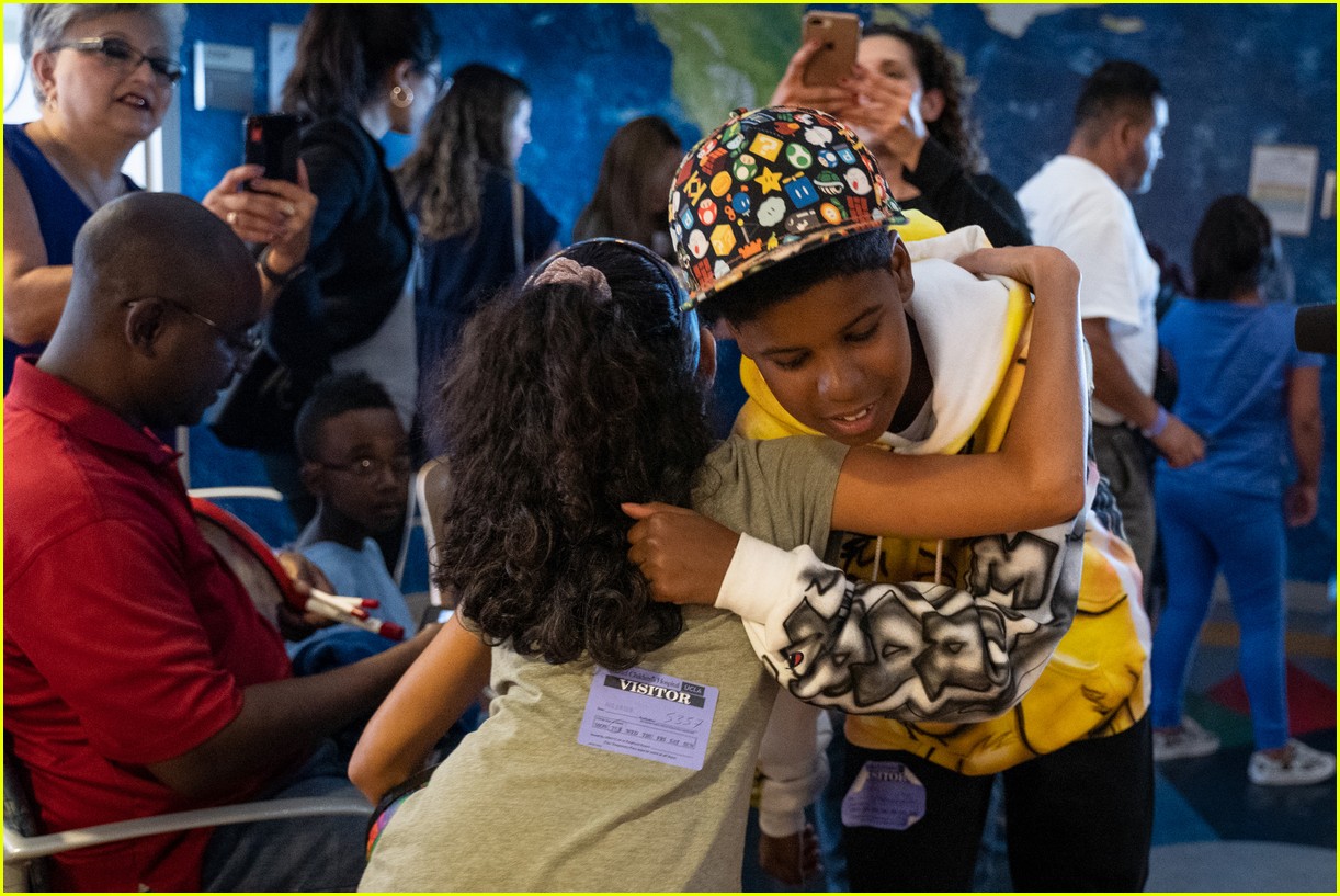 The Lion King's JD McCrary Sings for Kids at Children's Hospital ...