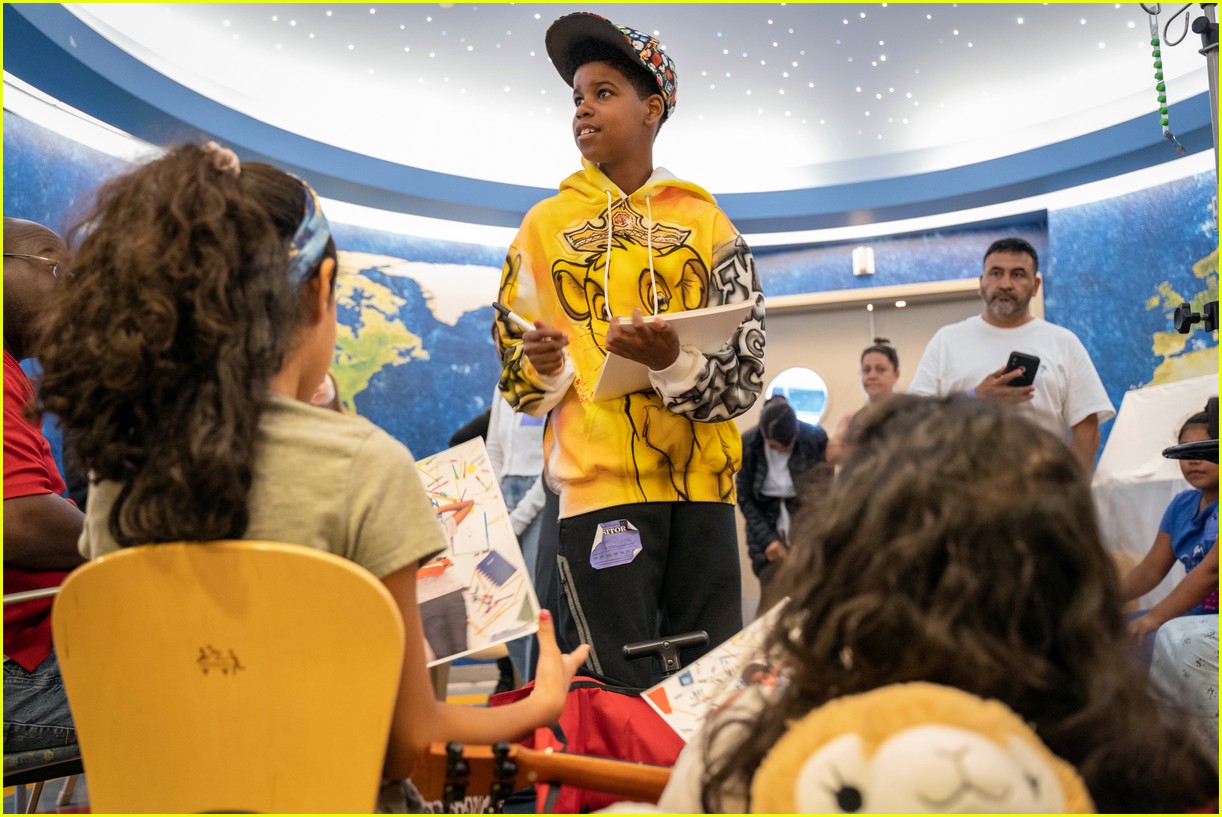 The Lion King's JD McCrary Sings for Kids at Children's Hospital ...