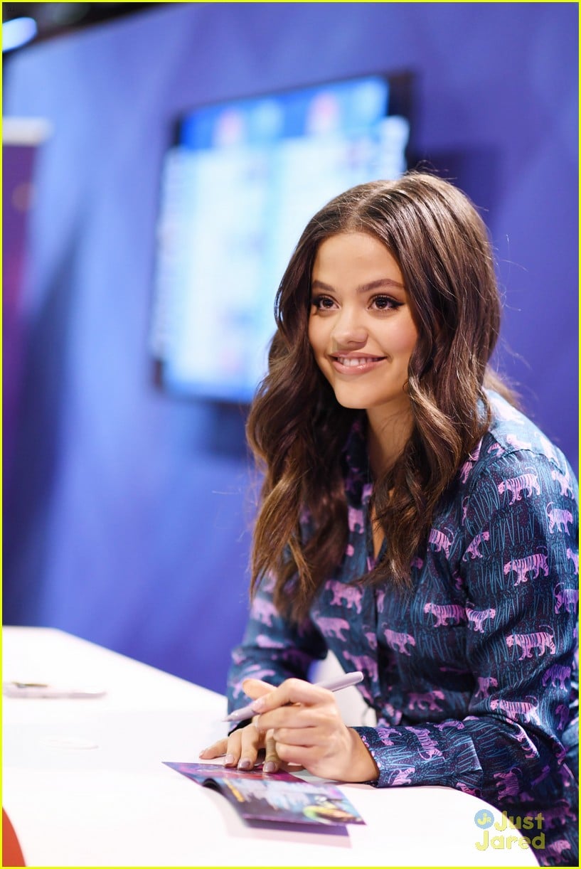 Descendants' Sarah Jeffery & Singer Asher Angel Meet Fans at D23 Expo ...