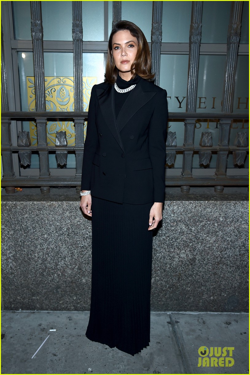 Bella Hadid & Sister Gigi Slay the Runway for Ralph Lauren! | Photo ...