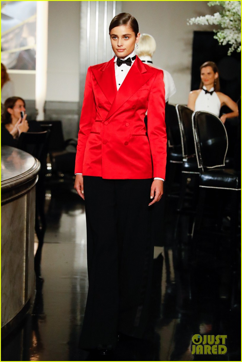 Bella Hadid & Sister Gigi Slay the Runway for Ralph Lauren! | Photo ...