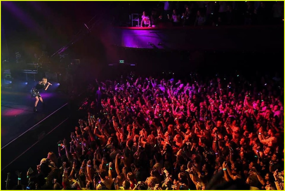 Full Sized Photo of taylor swift paris concert 05 | Taylor Swift ...
