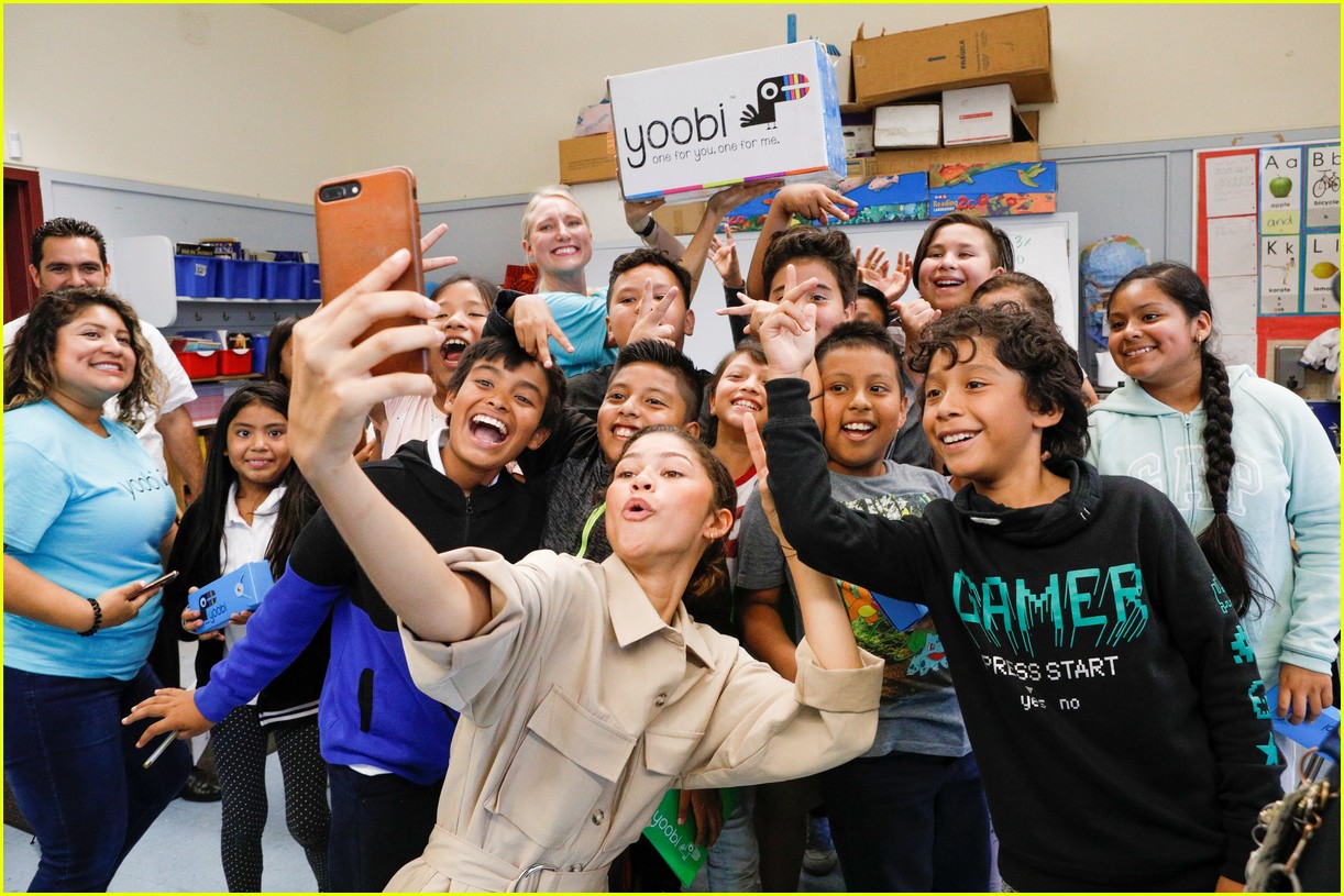 Full Sized Photo of zendaya helps donate school supplies to 450 oakland ...