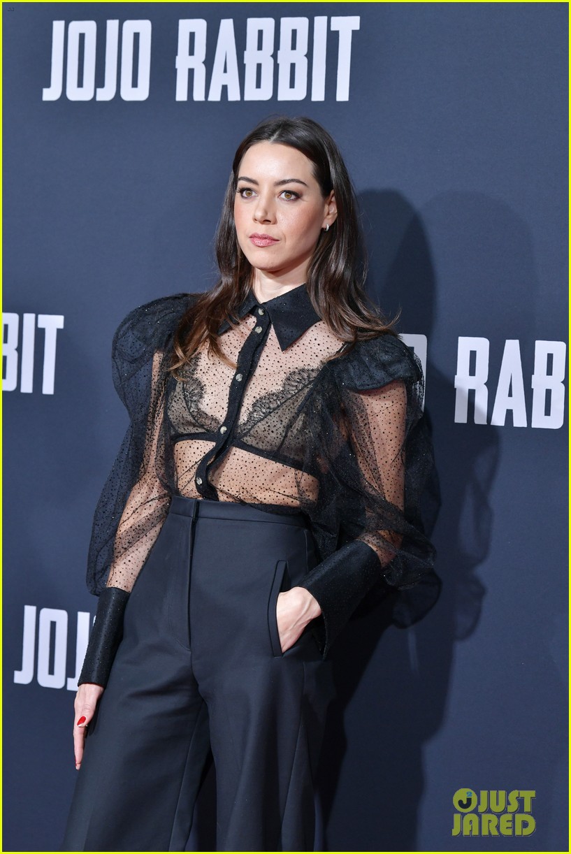 Thomasin McKenzie Has a Stunning Red Carpet Moment at 'Jojo Rabbit ...