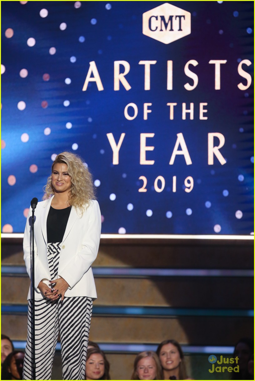 Tori Kelly Gets Sweet Kiss From Andre Murillo at CMT Artist of the Year ...