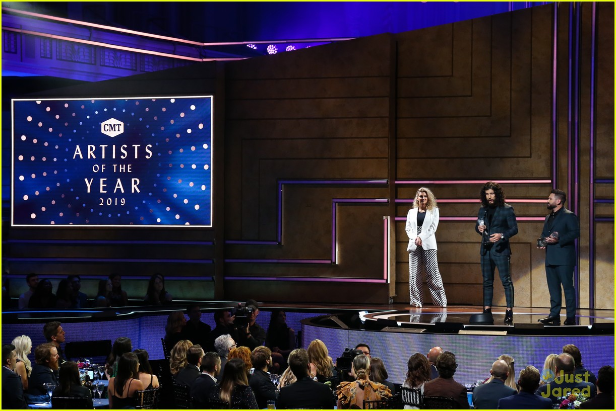 Tori Kelly Gets Sweet Kiss From Andre Murillo at CMT Artist of the Year ...