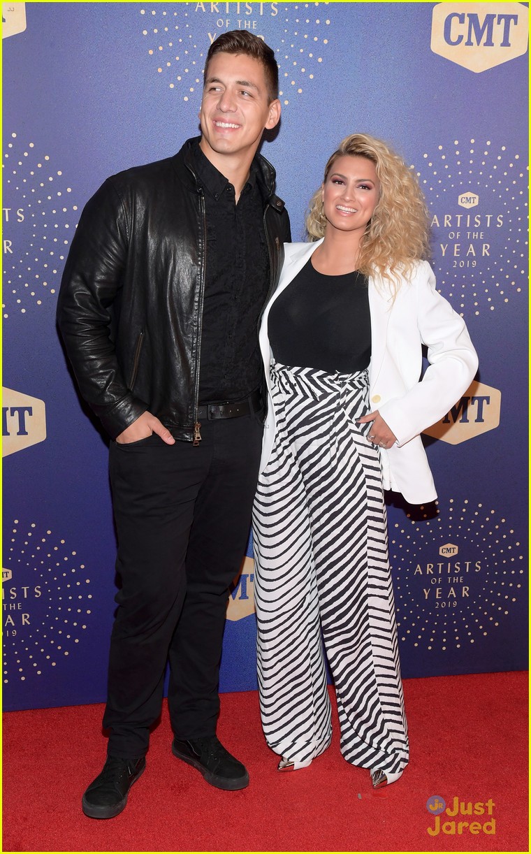 Tori Kelly Gets Sweet Kiss From Andre Murillo at CMT Artist of the Year ...