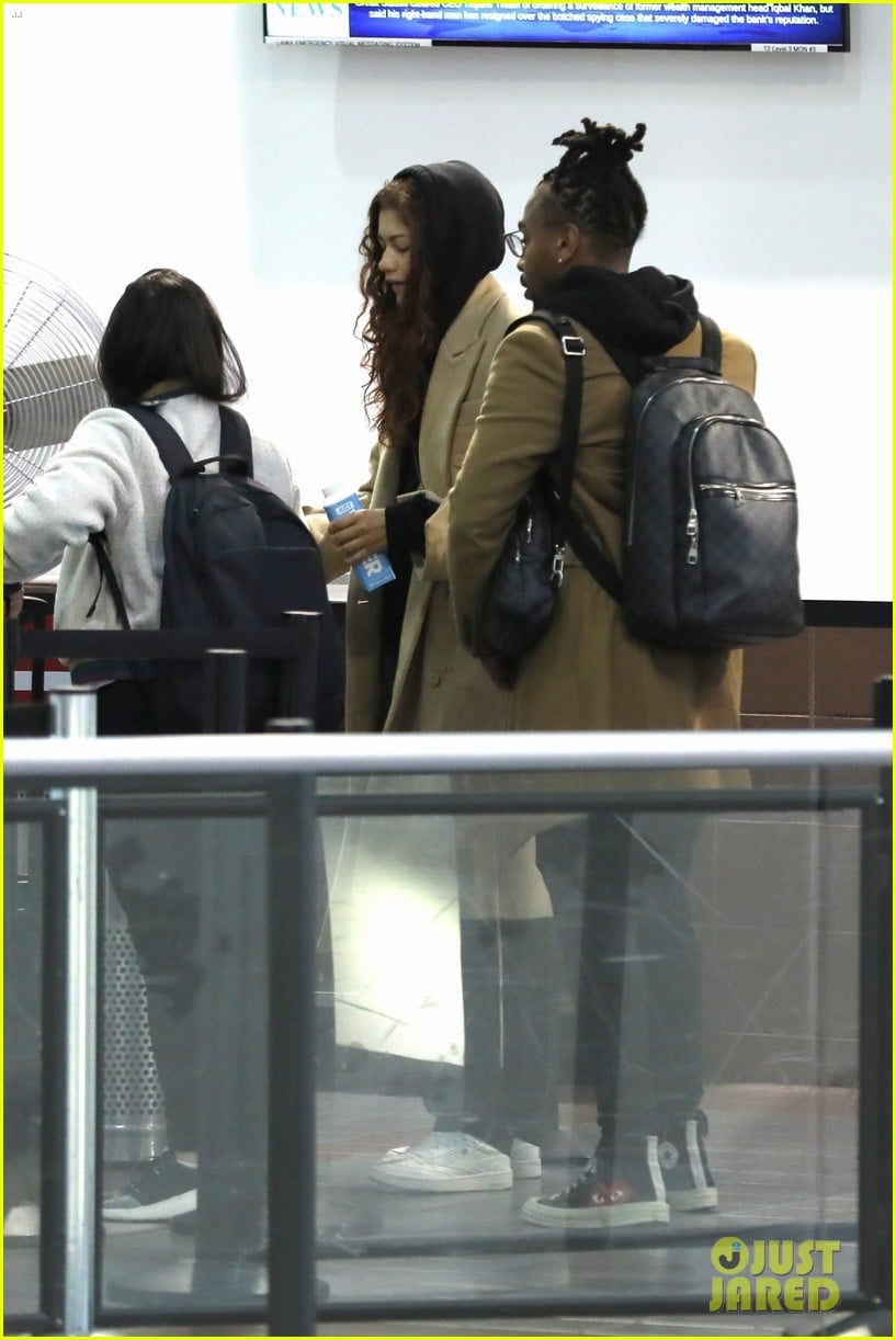 Full Sized Photo of zendaya flight out lax darnell appling pics 03 ...
