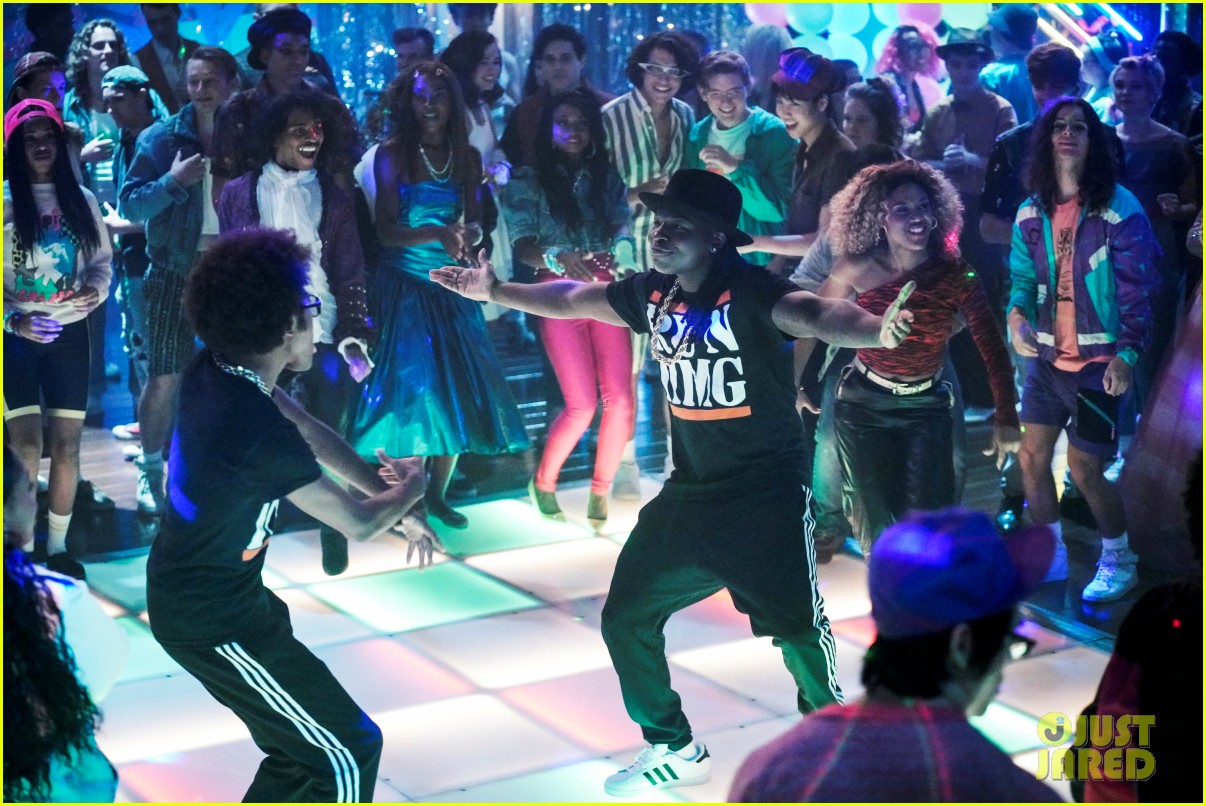 Full Sized Photo of everyone time warps to80s on legacies 03 ...