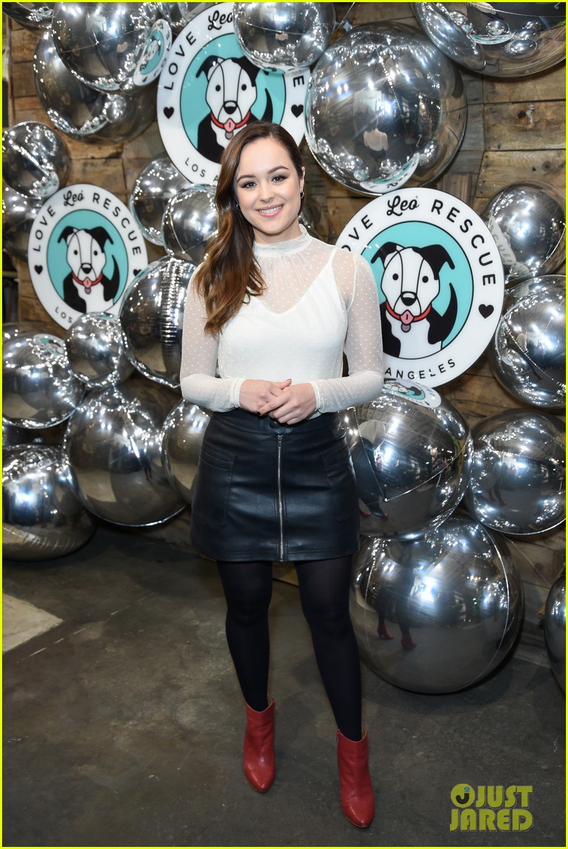 Maddie Ziegler, Hayley Orrantia & Victoria Justice Support Love Leo ...