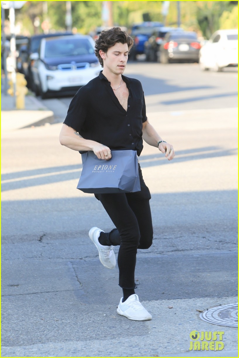 Shawn Mendes Manages to Look Perfect Even While Running Through the ...