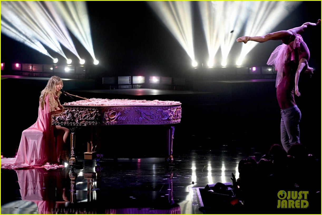 Full Sized Photo of taylor swift american music awards performance 23 ...