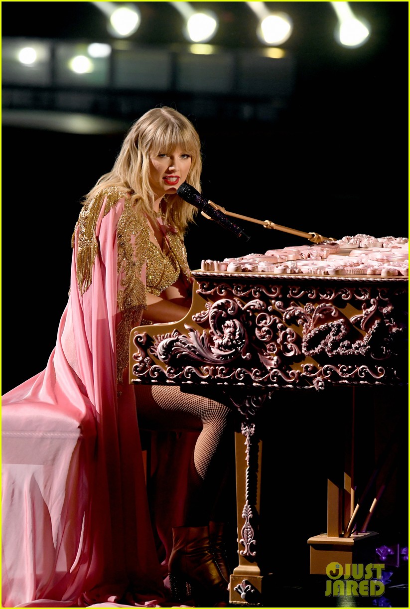 Taylor Swift Sings Her Greatests Hits for AMAs 2019 Performance Medley ...