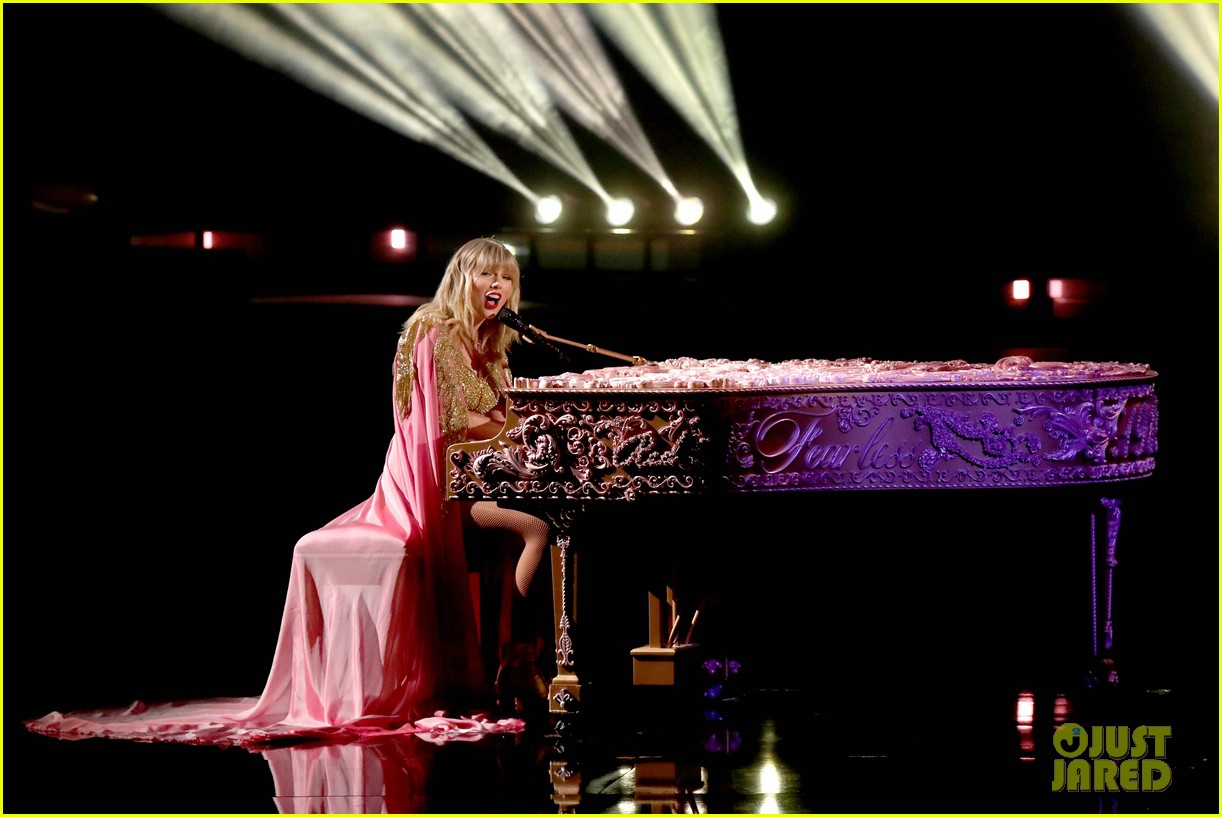 Full Sized Photo of taylor swift american music awards performance 47 ...