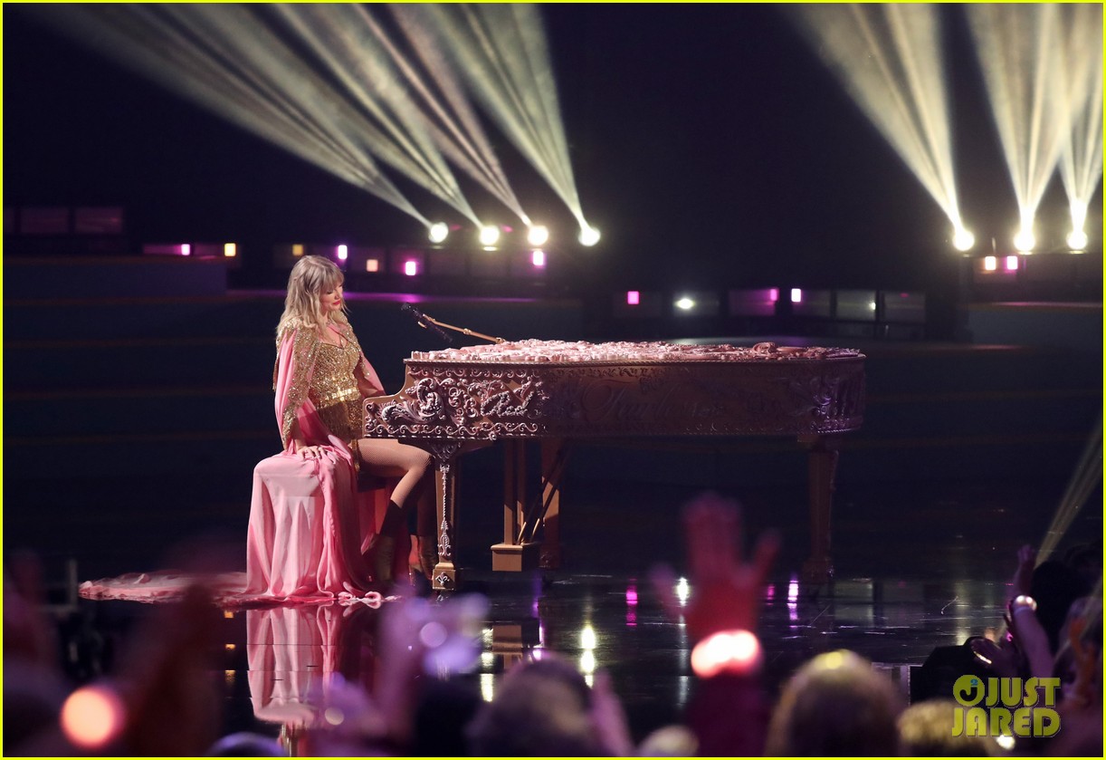 Taylor Swift Sings Her Greatests Hits for AMAs 2019 Performance Medley ...