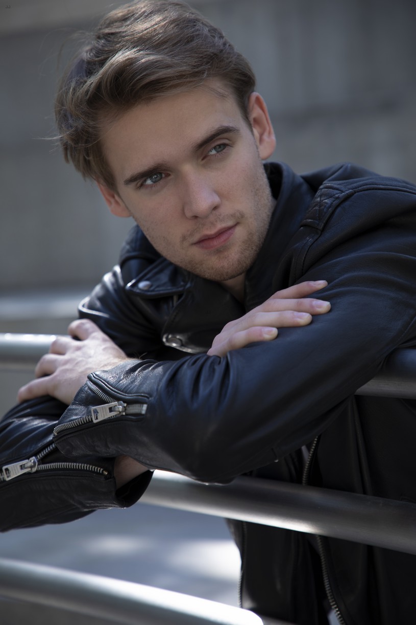 'Knight Before Christmas' Star Harry Jarvis Will Make You Swoon With ...