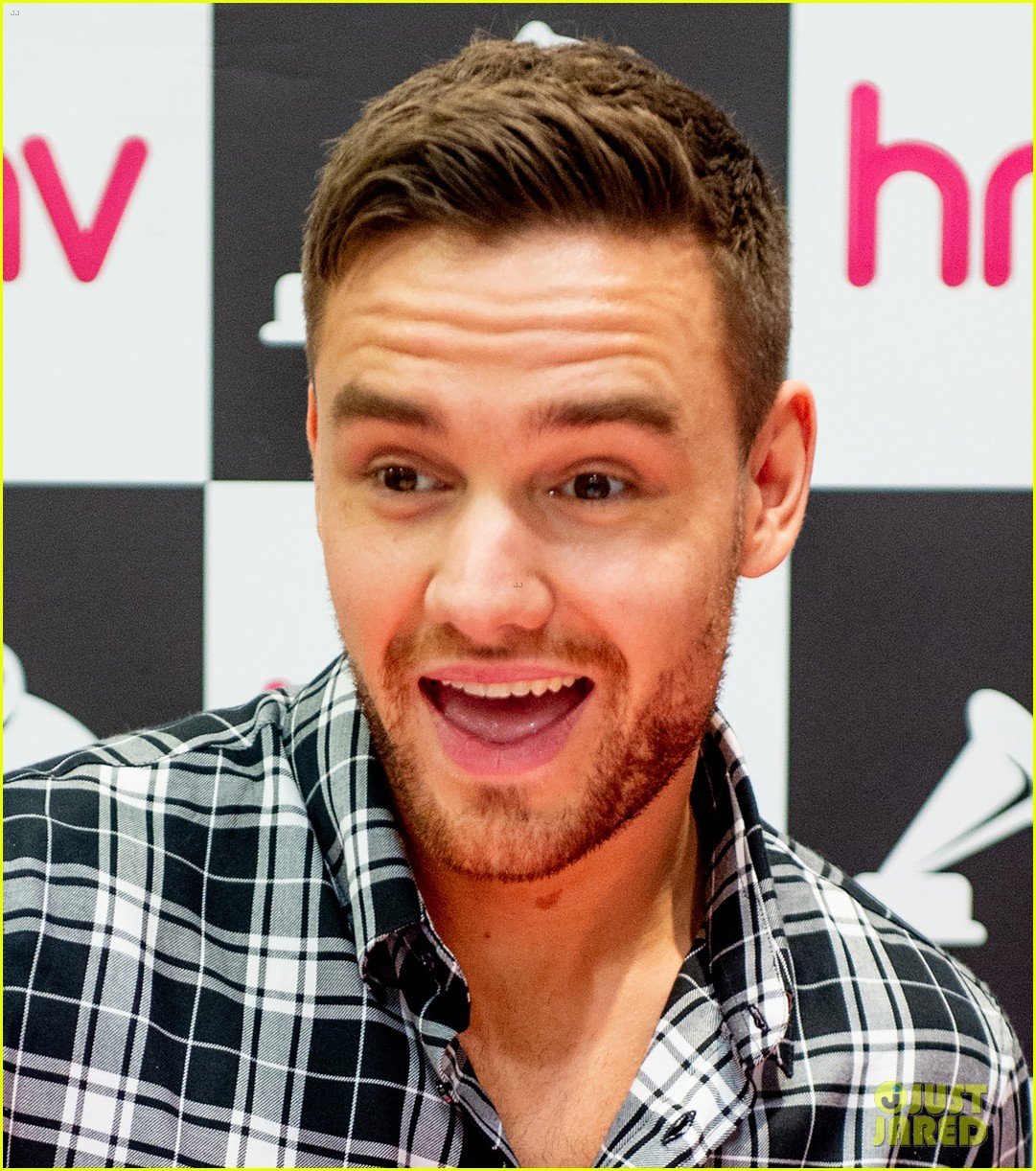 Liam Payne Signs Copies of 'LP1' for Manchester Fans | Photo 1277712 ...