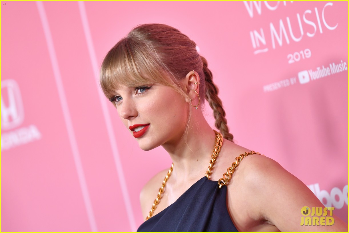 Taylor Swift Stuns on Her Final Night of 29 at Billboard's Women in ...