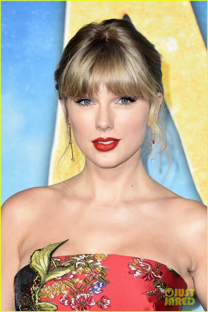 Taylor Swift Looks Stunning in Red Floral Dress at 'Cats' NYC Premiere ...
