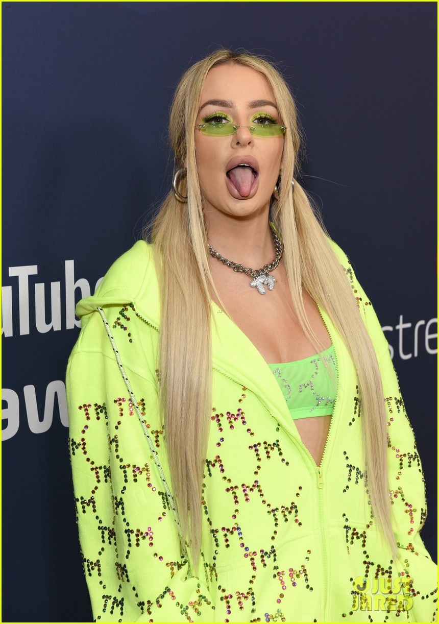 Tana Mongeau Wins Creator of the Year at Streamy Awards 2019! | Photo ...