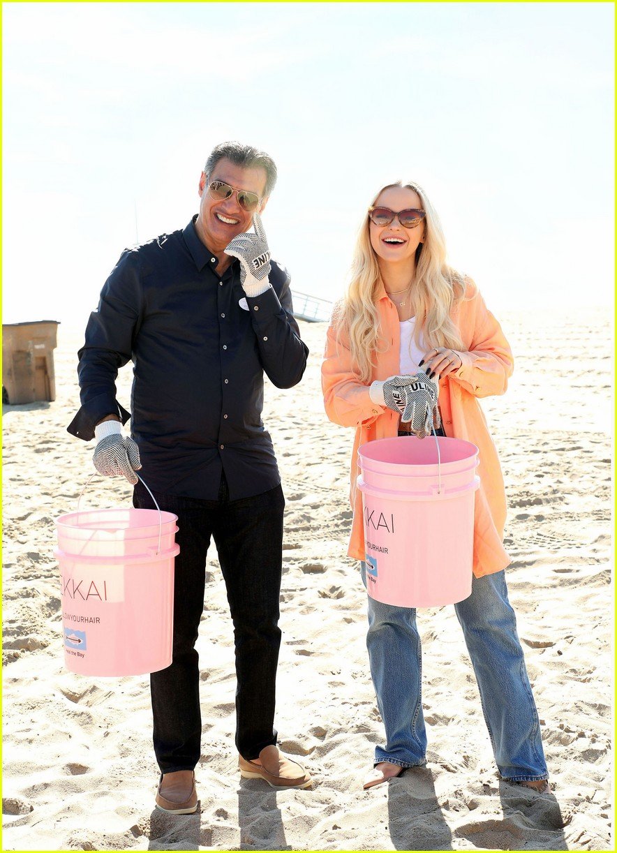 Dove Cameron Helps Clean Up the Beach With 'Fekkai' | Photo 1285602 ...