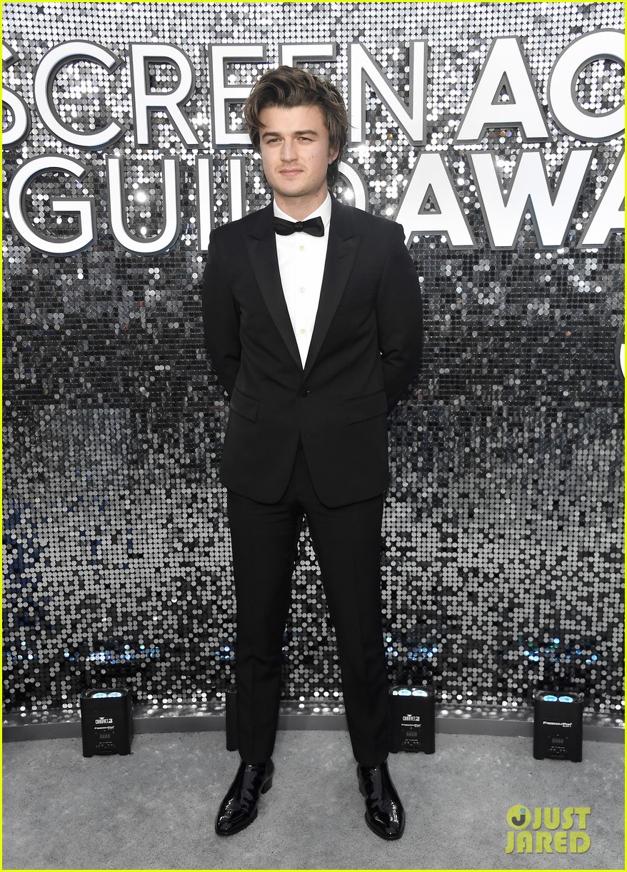 Joe Keery & Maika Monroe Couple Up For SAG Awards 2020 | Photo 1283903 ...